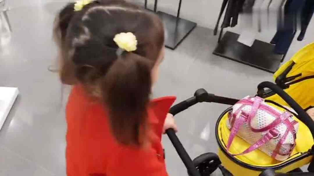 趣味启蒙,小姐姐手推车带宝宝购物482