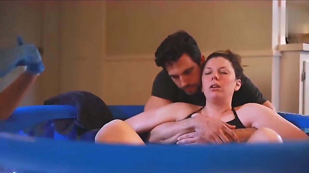 国外产妇在家分娩,最舒服的水中分娩,和你想象的一样不