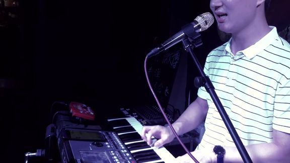 给大家表演一个技能,一边看歌词一边弹琴一边唱歌一边聊微信