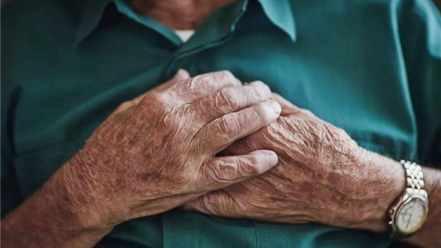 老人心跳骤停 女医生跪着生死营救