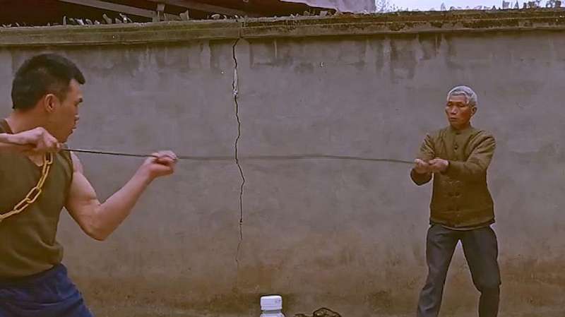 真实的表演,危险动作,请勿模仿!