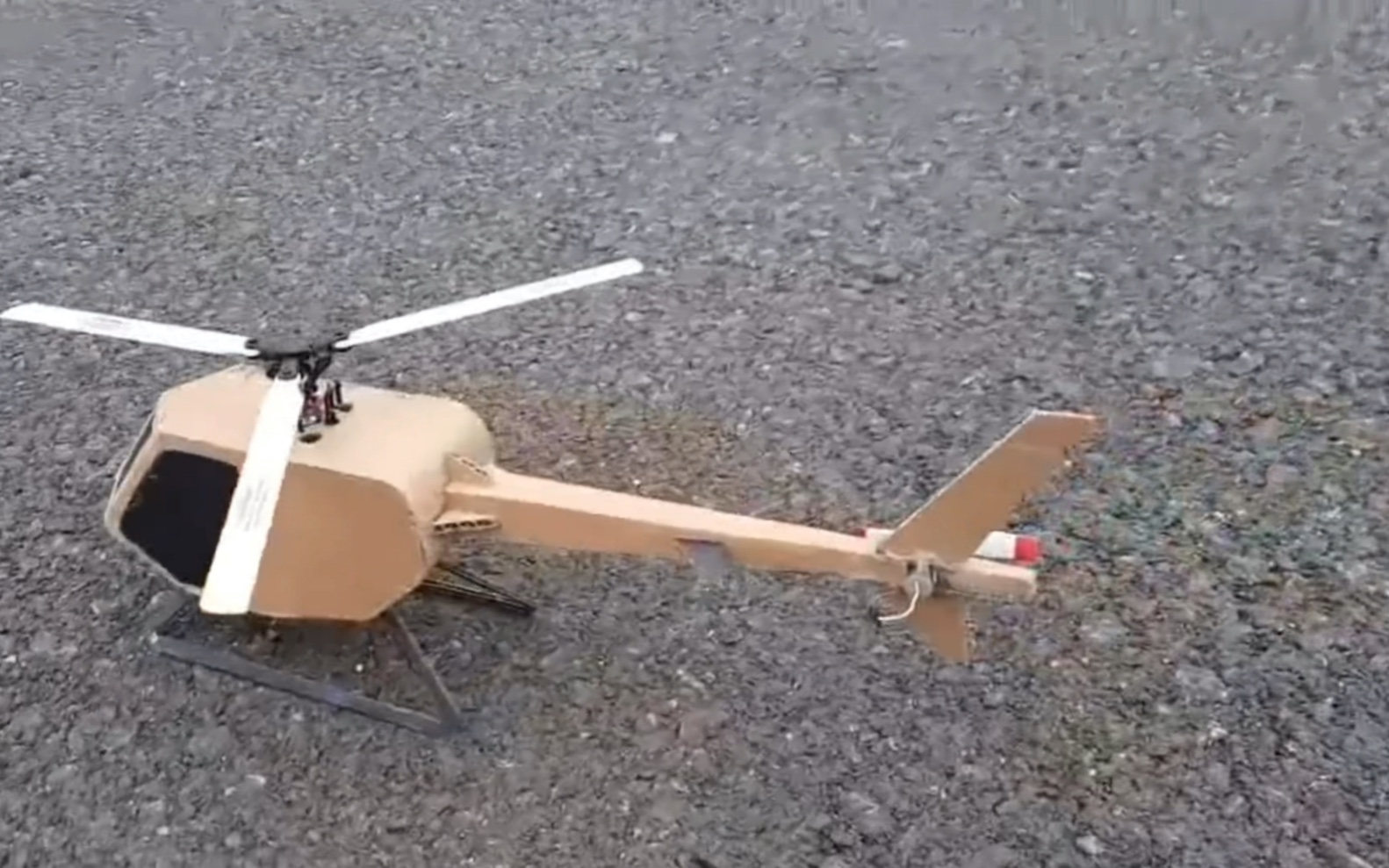 如何用纸板制作一个直升机模型