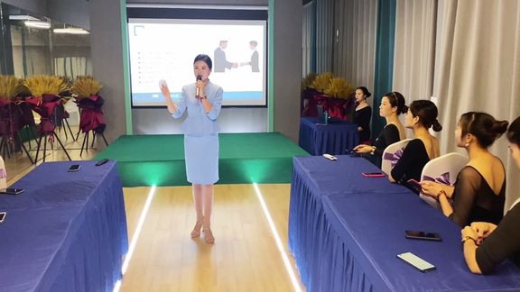 #名片礼仪 名片是个人与个人之间,企业与企业之间的枢纽带