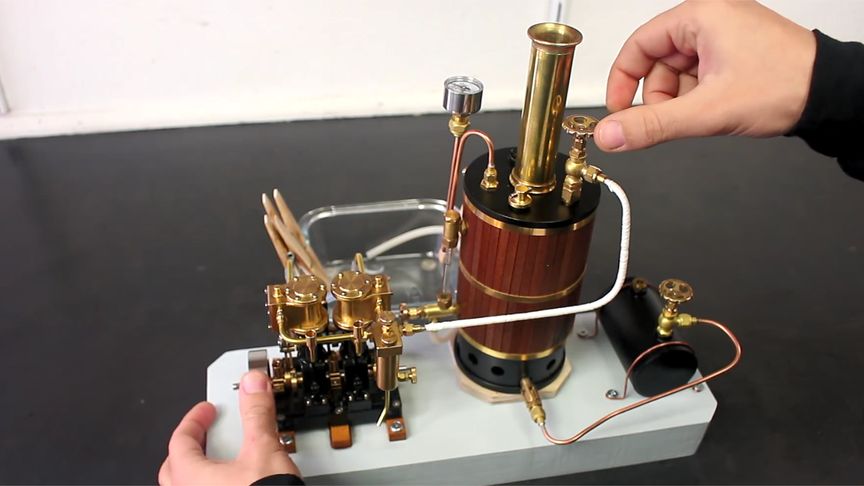 组装一台模型蒸汽机，每分钟接近2000转，动力强劲