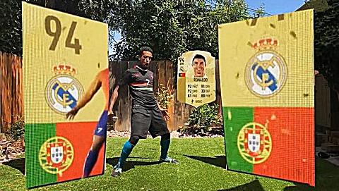 老外太会玩! 球迷模仿FIFA18模式真人开卡