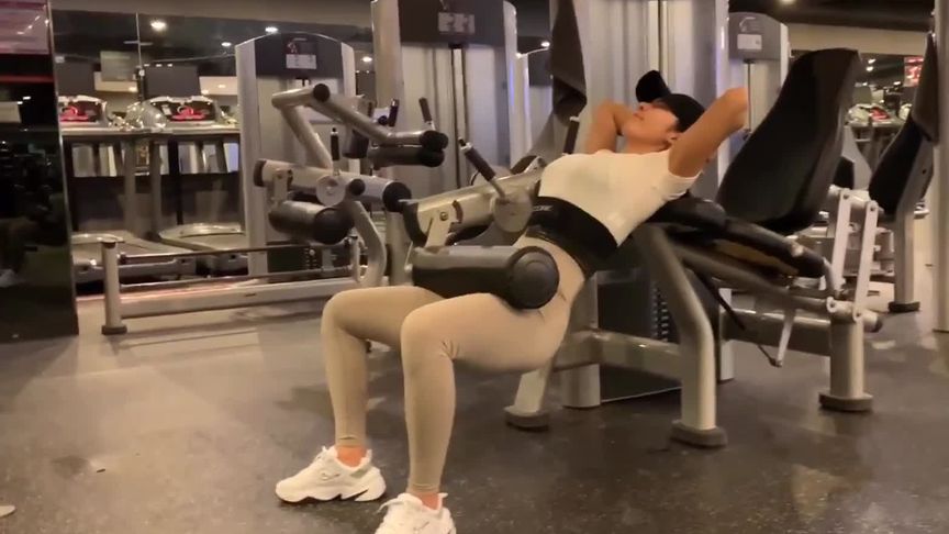 健身房健身,使用健身器材锻炼,塑造美丽背影,