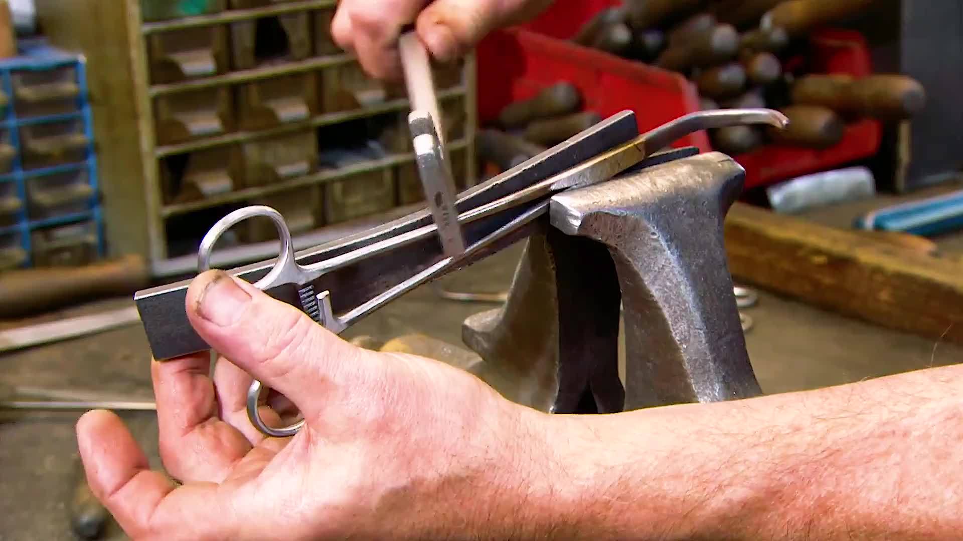 手术器械是如何制造的?它在外科医生手中,就是救命的工具#手术钳 #...