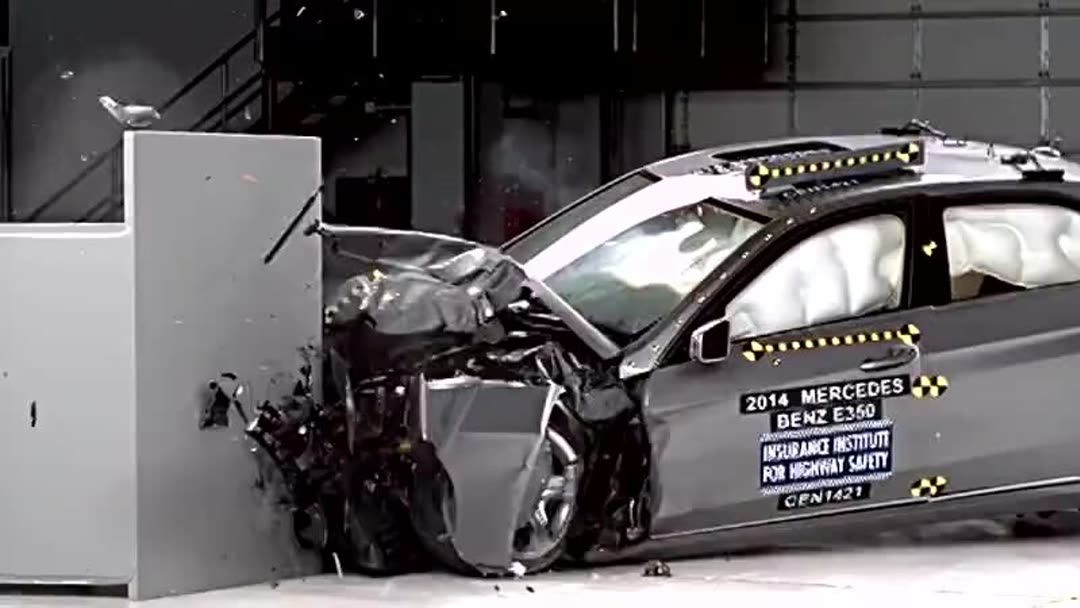 汽车碰撞测试视频 2014款奔驰E级 IIHS小面积碰撞测试