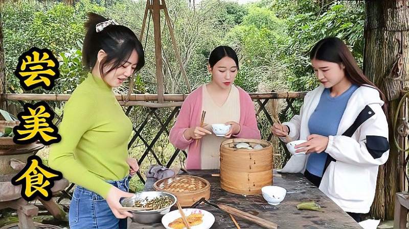 看管子哥自制乐器,尝小月和柚子做的美食,感叹乡村生活真惬意