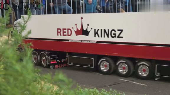 漂亮的斯堪尼亚卡车参加聚会 德国警车开道护送