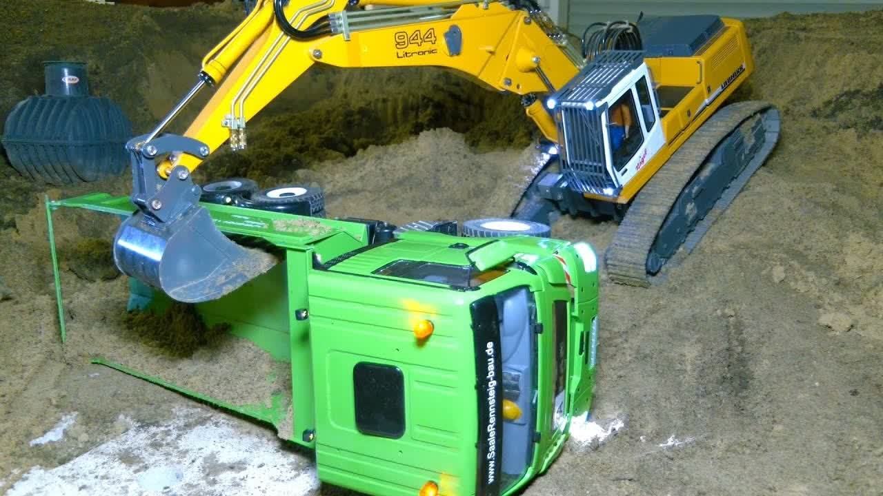 挖掘机帮助侧翻的卡车翻身