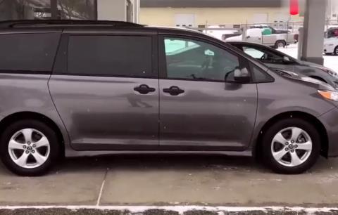 新款丰田塞纳到店,7座版,拉开车门感觉空间太满意了