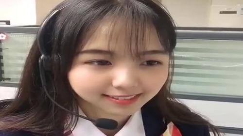 客服美女遇到方言客户,接下来的一幕把我笑翻了,被成功的带偏了