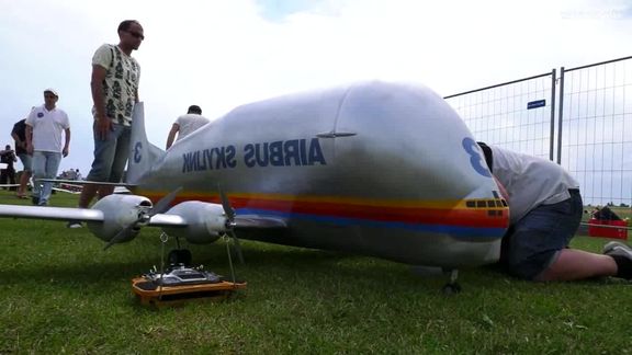 机载模型飞机飞行表演