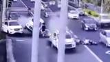 【浙江】轿车避让两名骑车逆行男子撞车 回弹撞飞两名男子