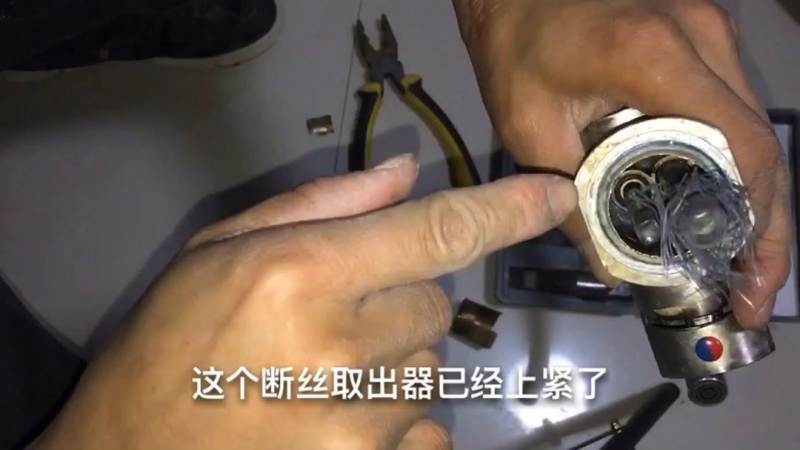 软管断在水龙头里面了,看水电工如何轻松取出并修好