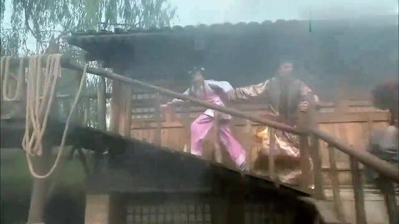 新还珠格格:皇帝带众人微服出巡,哪料白莲教突然杀来,紫薇中刀
