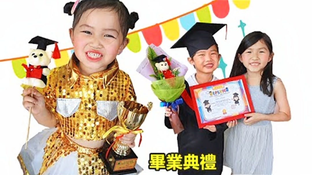 在家里化好妆,穿上准备已久的表演服装就可以去台上尽情表演了!