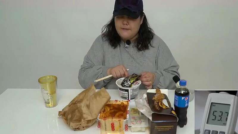 胖妞秀彬吃外卖,搞到分贝测试仪,没想到她吃饭是噪音!
