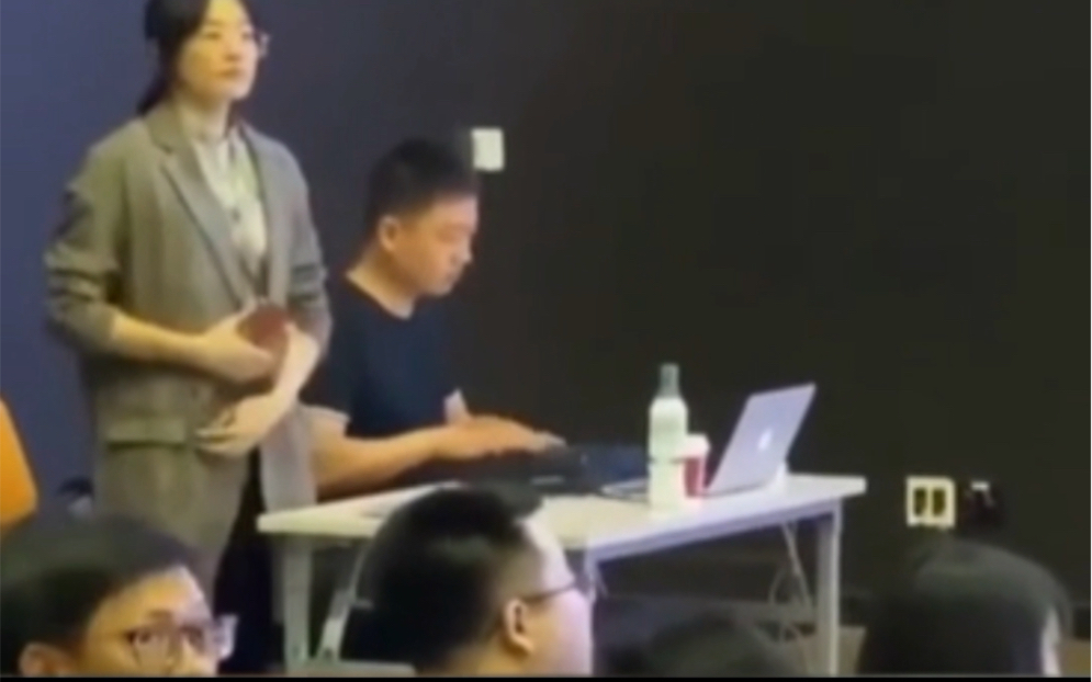女友国庆不放假,男子怒了,当场写代码轰炸领导