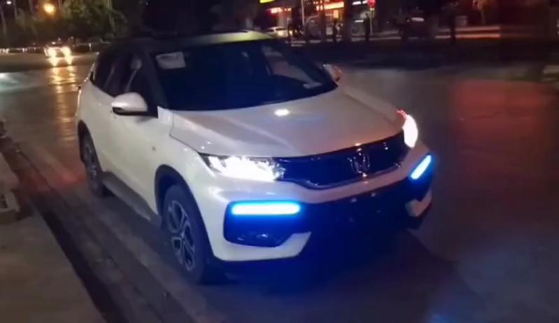 网友刚买的本田XRV就贴了个黑车顶