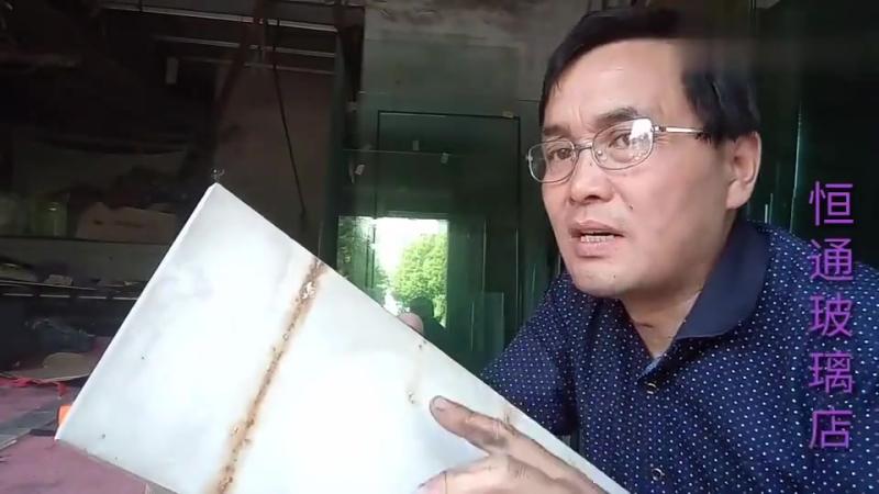 家里新铺地砖上,难清除的金属划痕怎么办?师傅手把手教您
