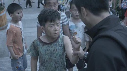 6岁男孩遭人贩子拐卖,被迫上街乞讨,不料竟遇见自己的亲叔叔