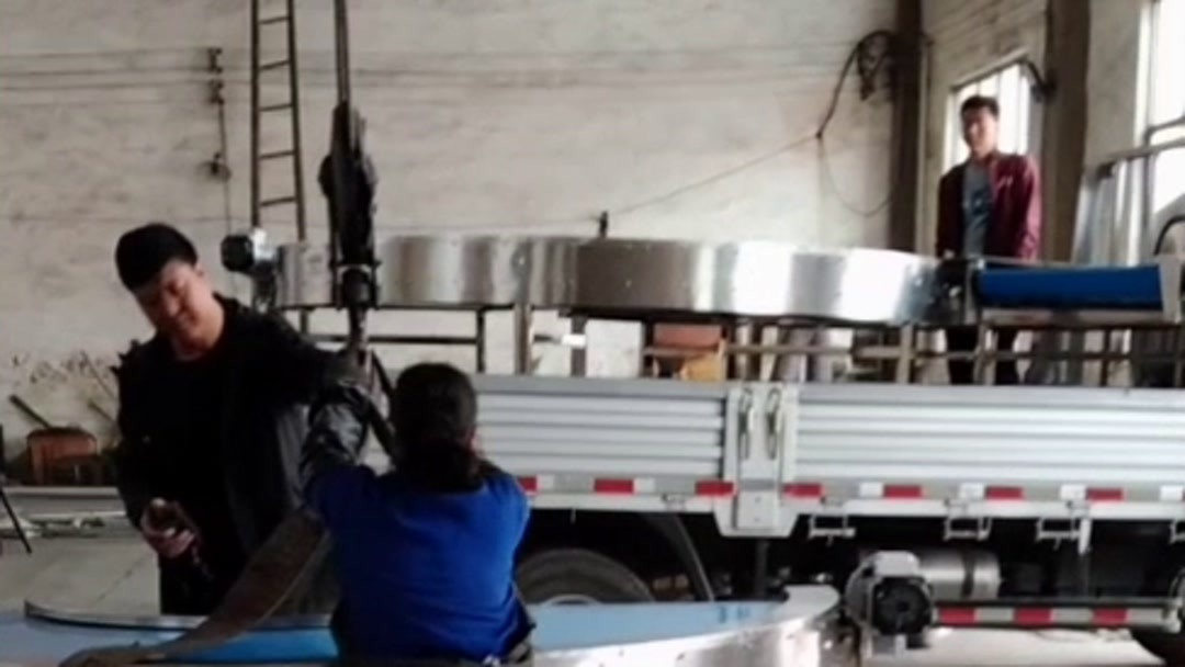 皮带转弯输送机@看看皮带转弯输送机是怎样装车发货滴