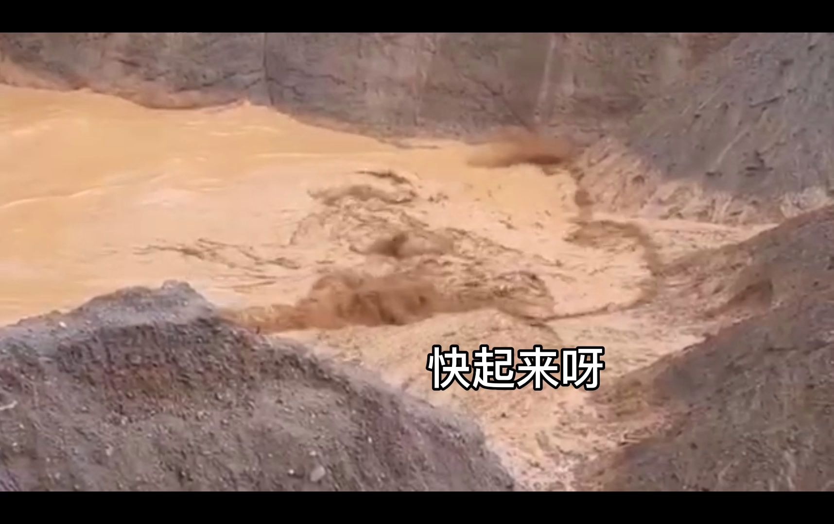 挖翡翠不易,不要再说翡翠贵了,都是拿命再Du明天!