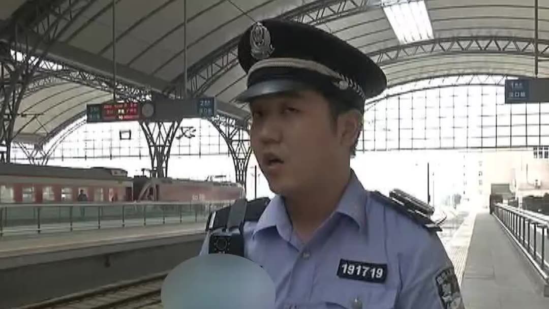 【拍客】监拍火车站一旅客因失恋跳下站台被列车轧断双脚