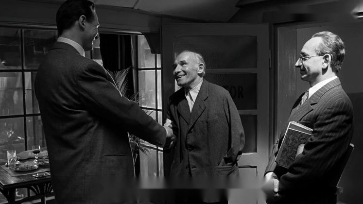 辛德勒的名单:长官无视进度,强迫犹太人扫雪,可把辛德勒愁坏了