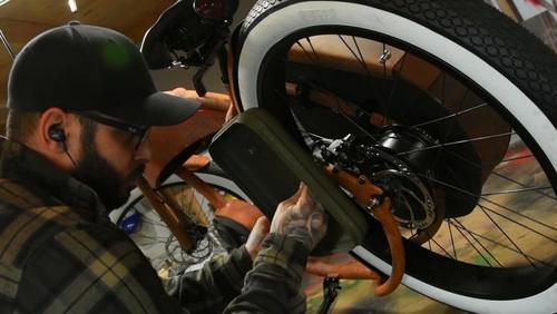 牛人改装一台电动车,造型独特,骑在路上太有个性了