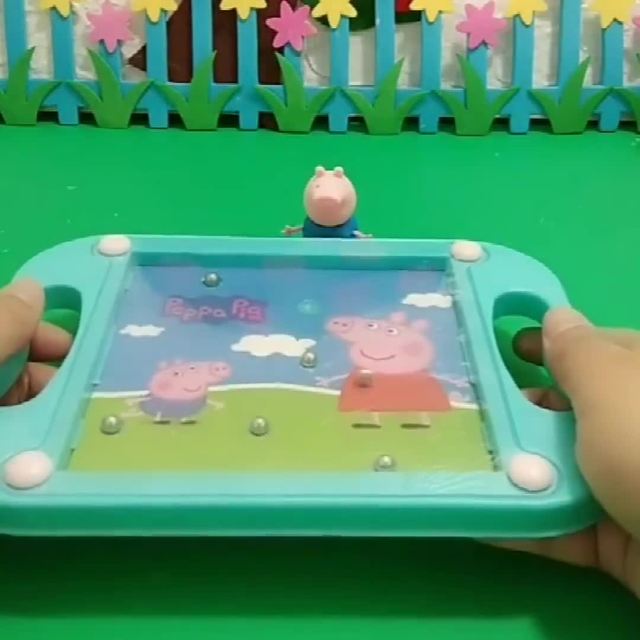 乔治要玩滚珠游戏,要是乔治可以通关,佩奇就带他吃汉堡去!