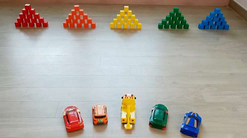 益智玩具!玩具汽车冲撞彩色积木塔