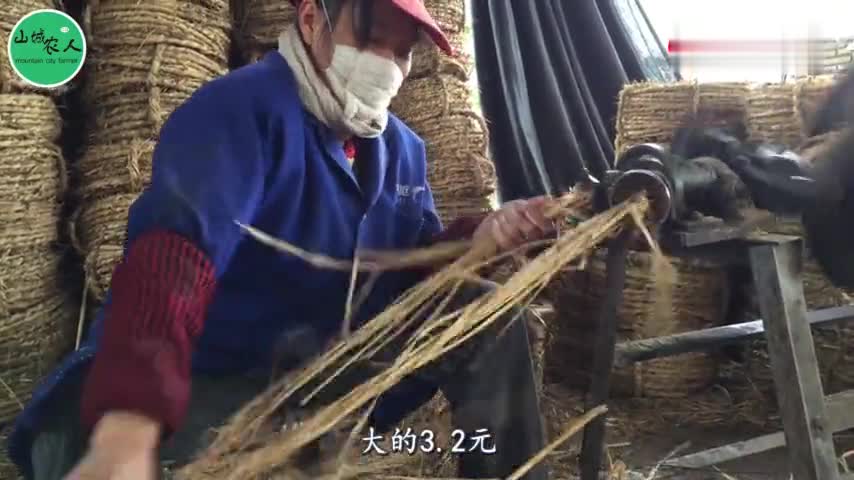 农民增收新方式,用稻草编制草垫,一天还能挣几十块!
