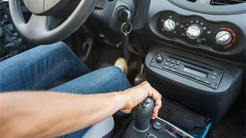 手动挡转弯,用不用踩离合?老司机演示正确方法,新手学会不吃亏