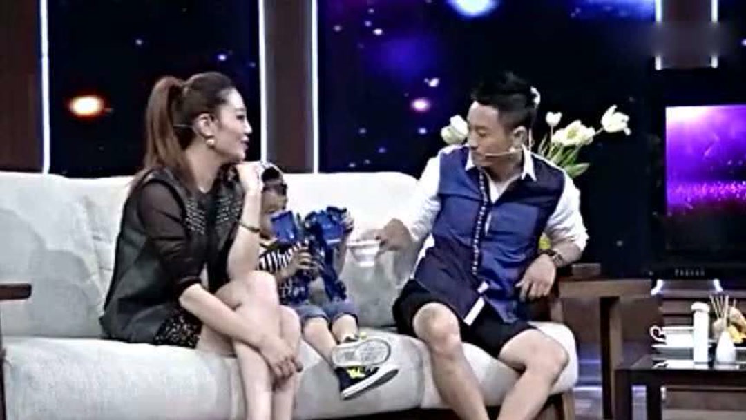 杨威双胞胎女儿吊单杠 杨阳洋协助妈妈护妹反应超敏捷哥哥力爆棚
