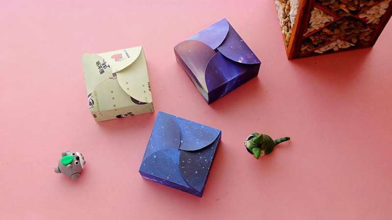 又一款漂亮的折纸礼品盒,结构很简单,当作收纳盒也不错!
