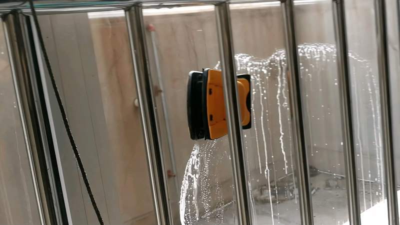 石家庄保洁公司教你专业擦玻璃