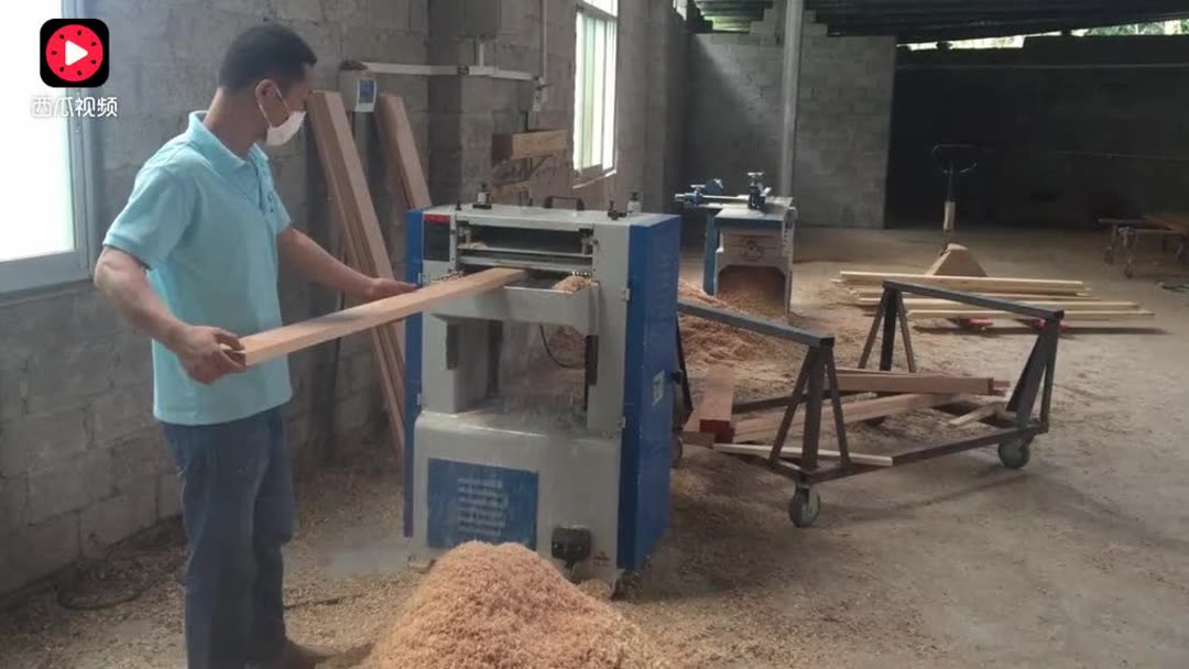 实木家具生产过程之压刨机使用