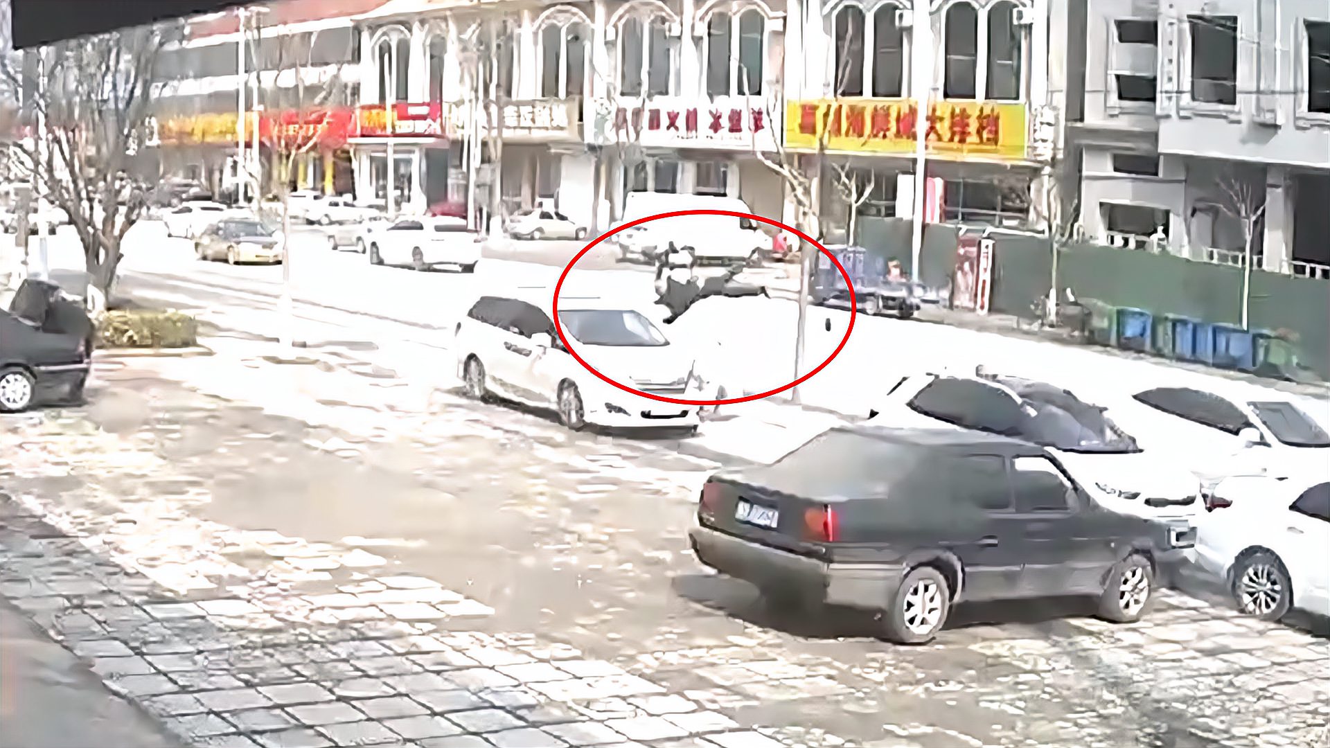 小车失控撞飞行人连撞多车 目击者:行人当场死亡