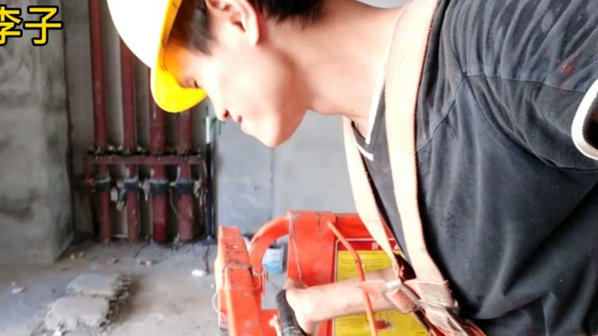 小伙开升降机接排水,接着到管井里面去。