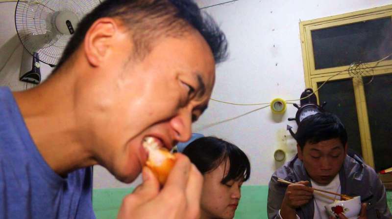 107块钱买的猪脚,小伙用凯里酸辣椒做成红酸汤脆皮猪脚,真脆