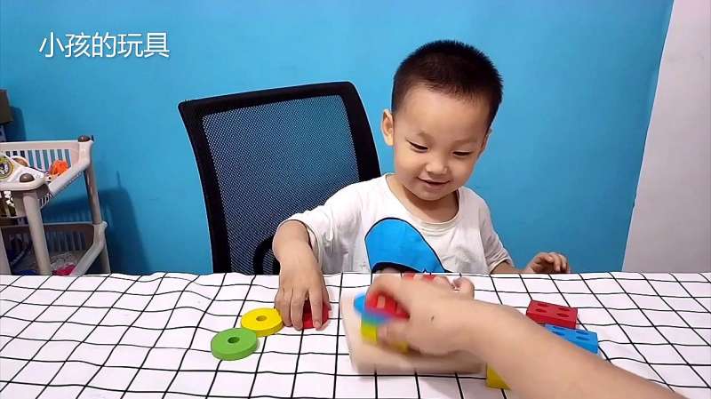 叮叮完成了几何形状拼图