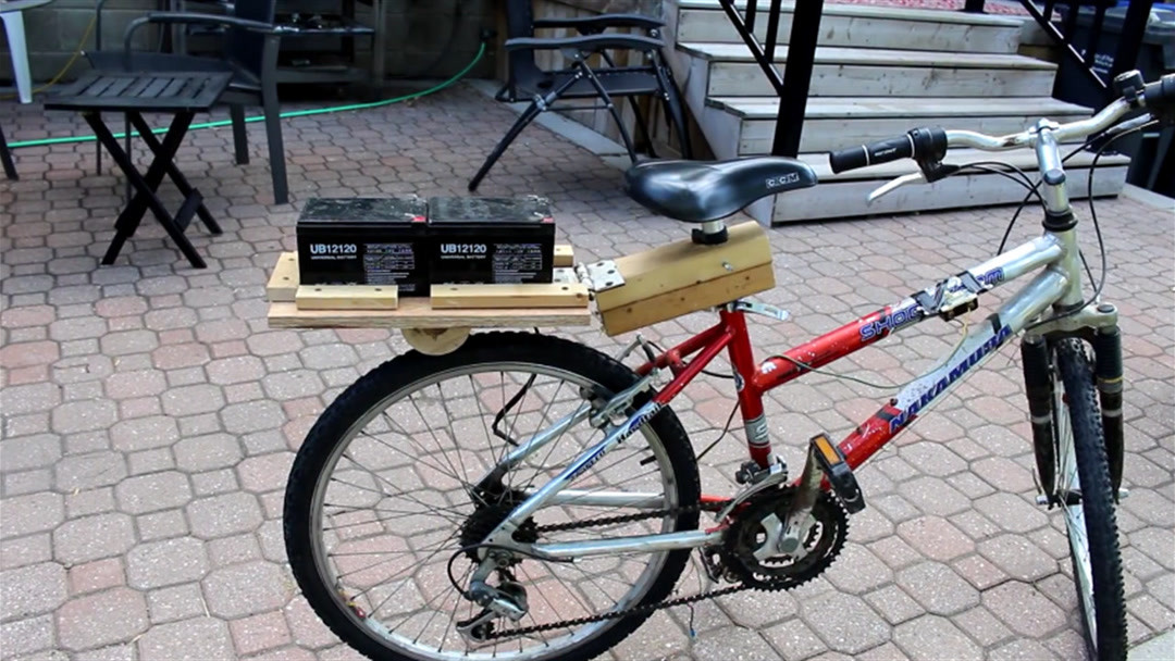 外国小伙发明电动自行车,启动装置是电钻电机,每小时30公里