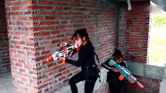 搞笑CS枪战系列-美女被围堵,秒敌杀出包围圈