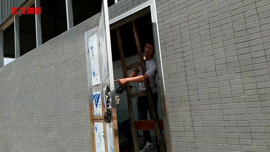 装修工安装双面扣板不锈钢子母门,自己制作的