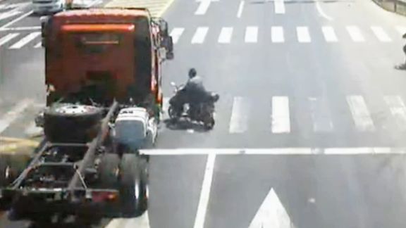 监拍:电动车左转弯头也不回一下,被闯红灯货车撞飞当场死亡!