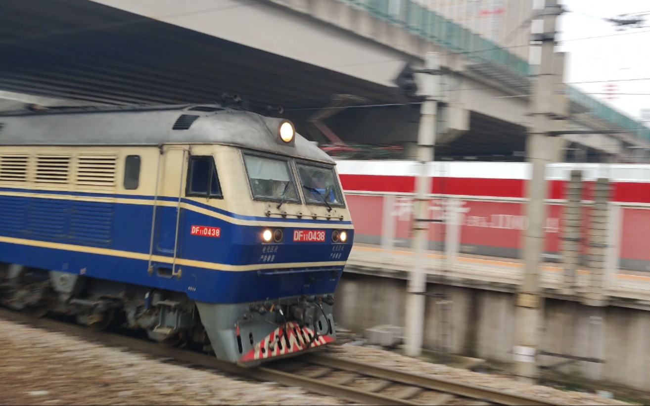 【铁路随拍】车站内的内燃轰鸣 宁东DF11牵引T236(昆山～重庆西)...
