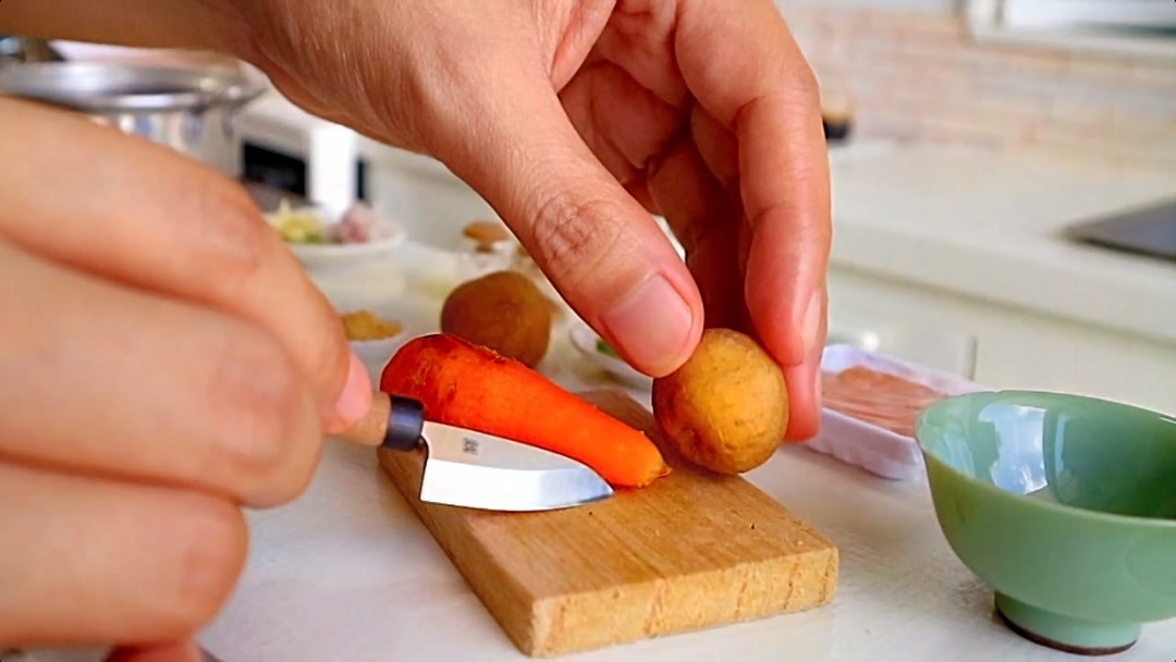 迷你厨房定格动画,迷你食品烹饪咖喱鸡,椰奶,厨房设置